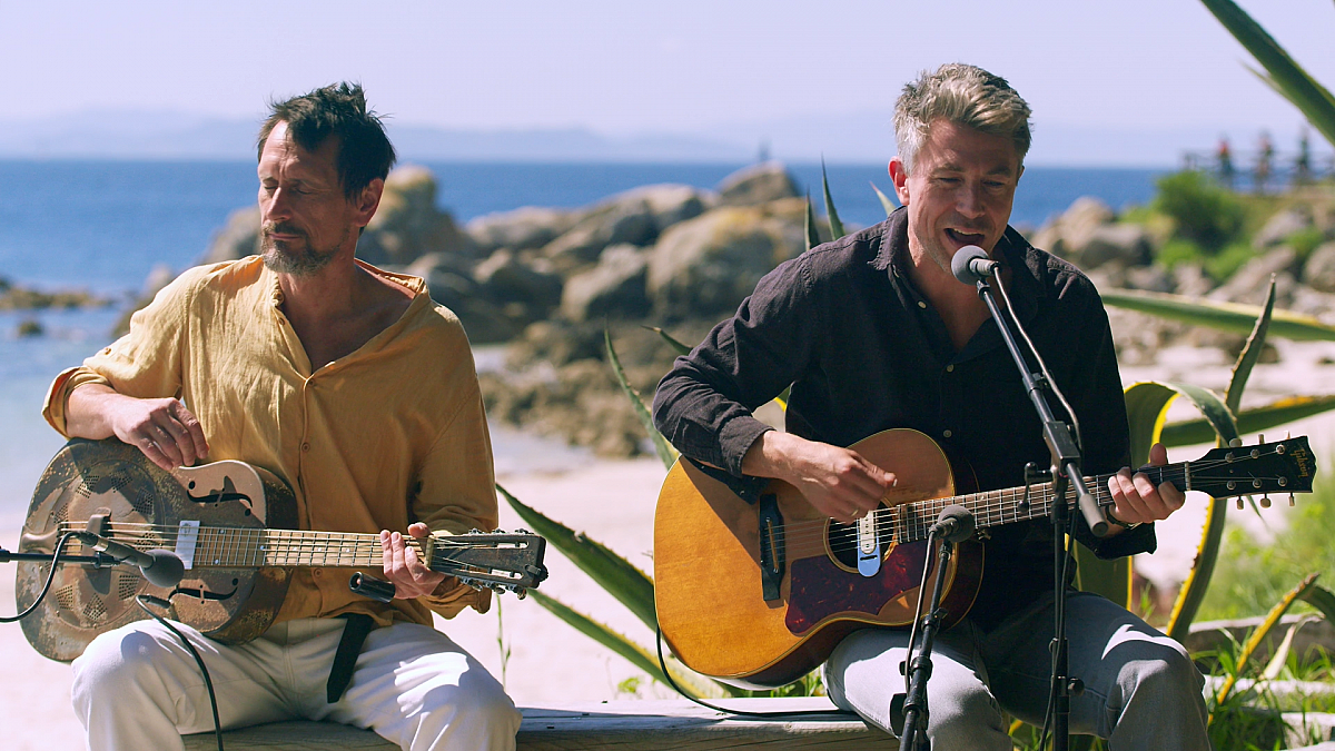 Tangled up in Blue | Luke Winslow-King & Roberto… | Playing For Change