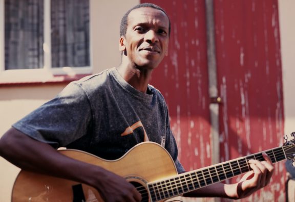 Zvinoshamisa | Louis Mhlanga | Live Outside | Playing For Change