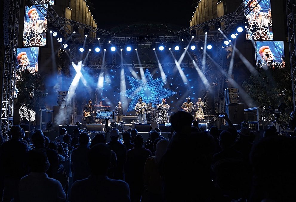 Playing For Change | Roselyn Williams